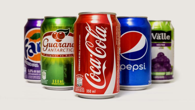 O que acontece quando você acaba de beber uma lata de refrigerante ...